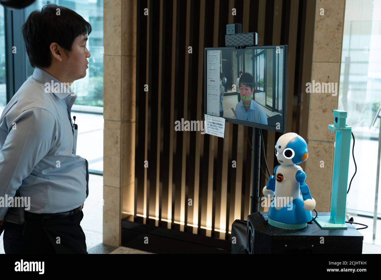 (200915) -- TOKYO, Sept. 15, 2020 (Xinhua) -- A robot measures the body ...