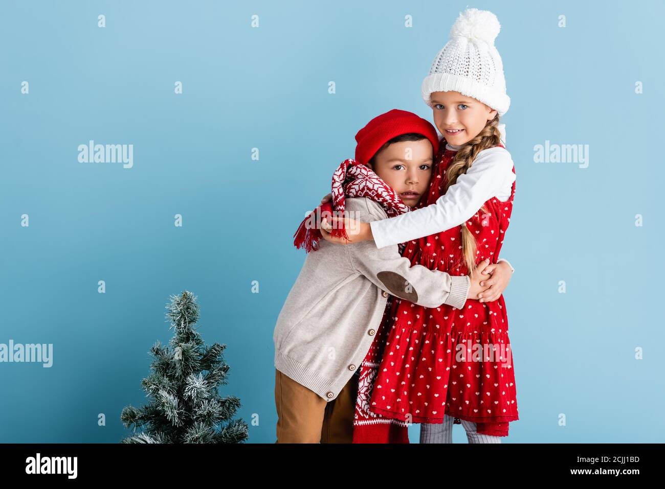 Kids hugging tree hi-res stock photography and images - Alamy