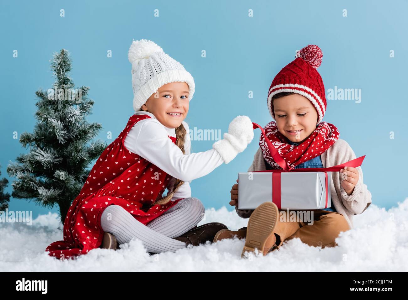 Kids in winter hi-res stock photography and images - Alamy