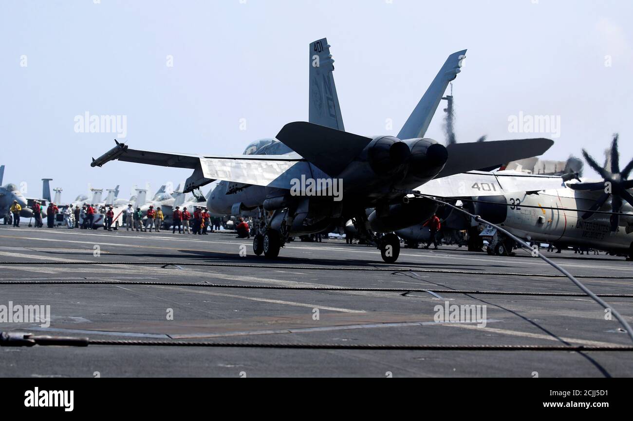 Tail hook aircraft hi-res stock photography and images - Alamy