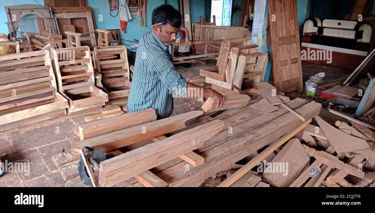 DISTRICT KATNI, INDIA - SEPTEMBER 16, 2019: Indian village labour ...