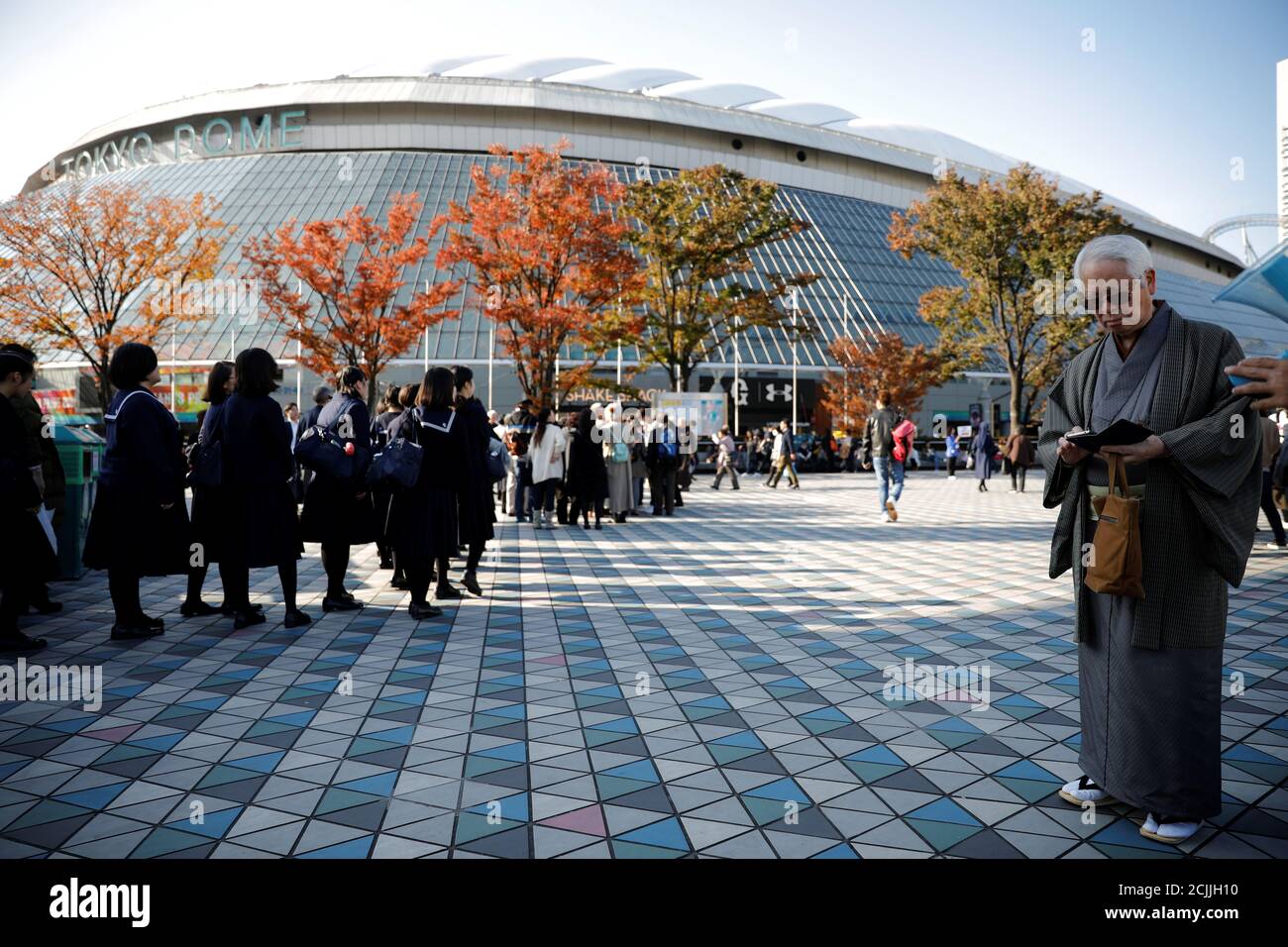 Man wearing traditional kimono hi-res stock photography and images - Alamy