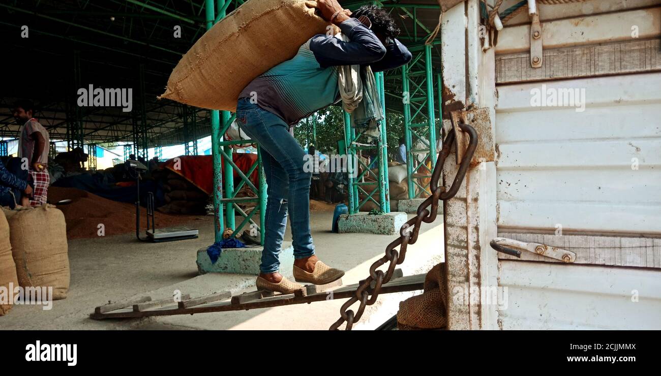DISTRICT KATNI, INDIA - SEPTEMBER 18, 2019: Indian poor people ...