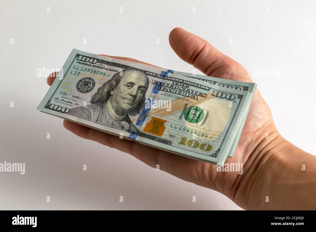 Hand holding 100 dollar bills Stock Photo - Alamy