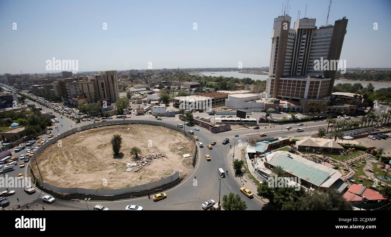 Saddam hussein statue april 2003 hi-res stock photography and images ...