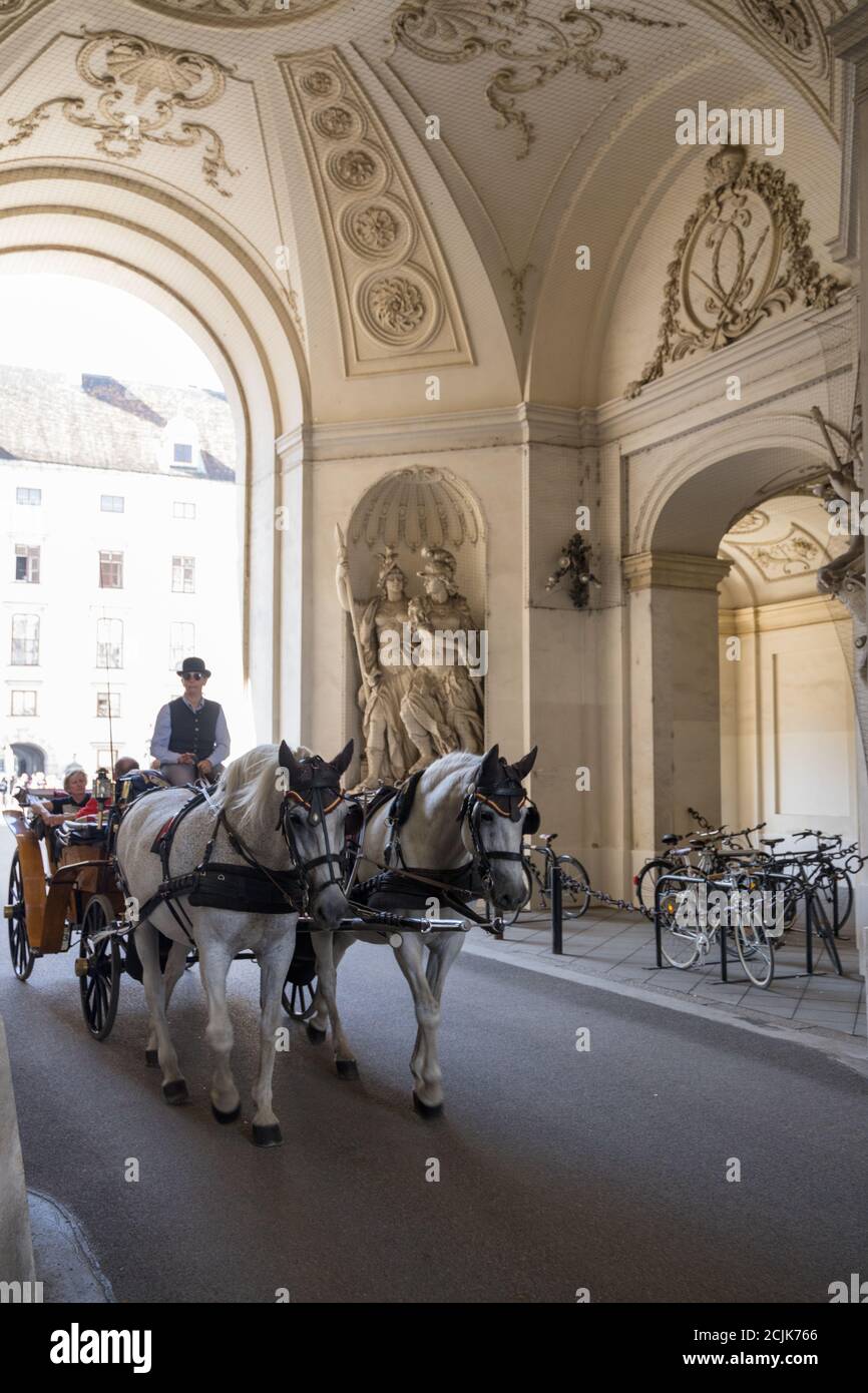 Horse drawn carriage castle hi-res stock photography and images - Alamy