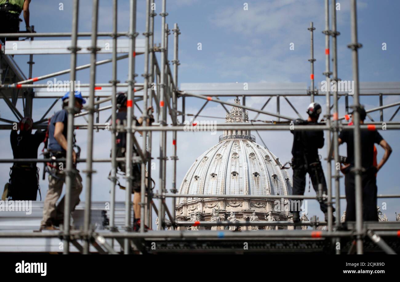 On scaffolding in italy hi-res stock photography and images - Alamy