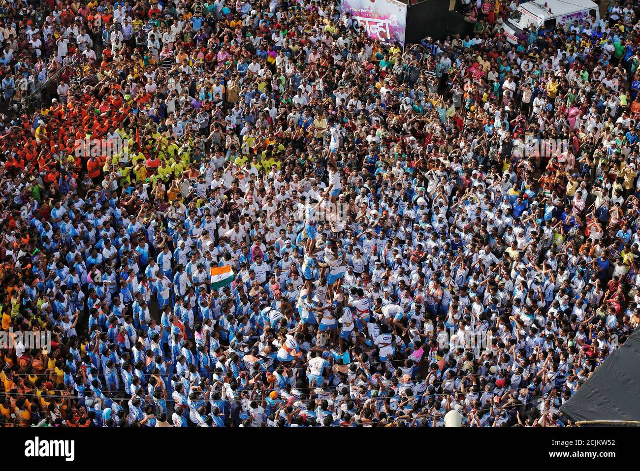 Human pyramid in mumbai hi-res stock photography and images - Alamy