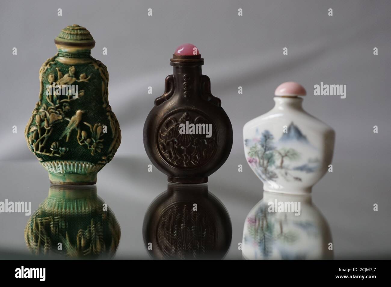 Snuff bottles hi-res stock photography and images - Alamy