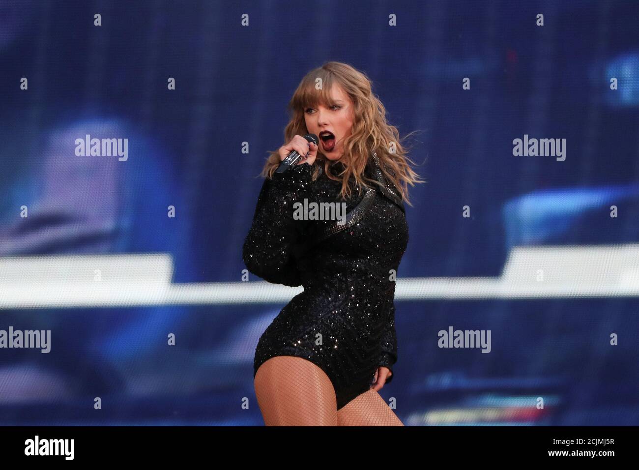Taylor swift reputation stadium tour hi-res stock photography and ...