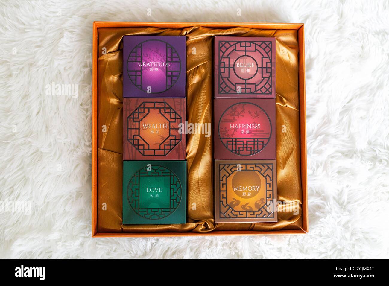 Box with chinese characters hi-res stock photography and images - Alamy