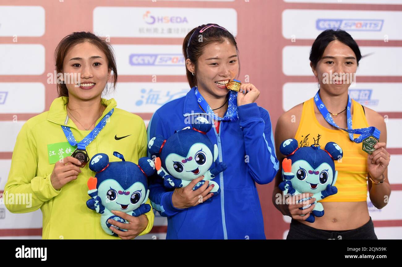 (200915) -- SHAOXING, Sept. 15, 2020 (Xinhua) -- Wu Yanni (C) of ...