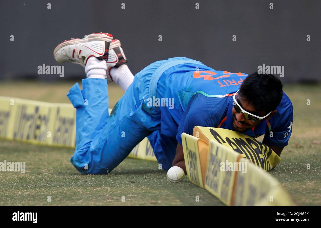 Cricket ball boundary hi-res stock photography and images - Alamy