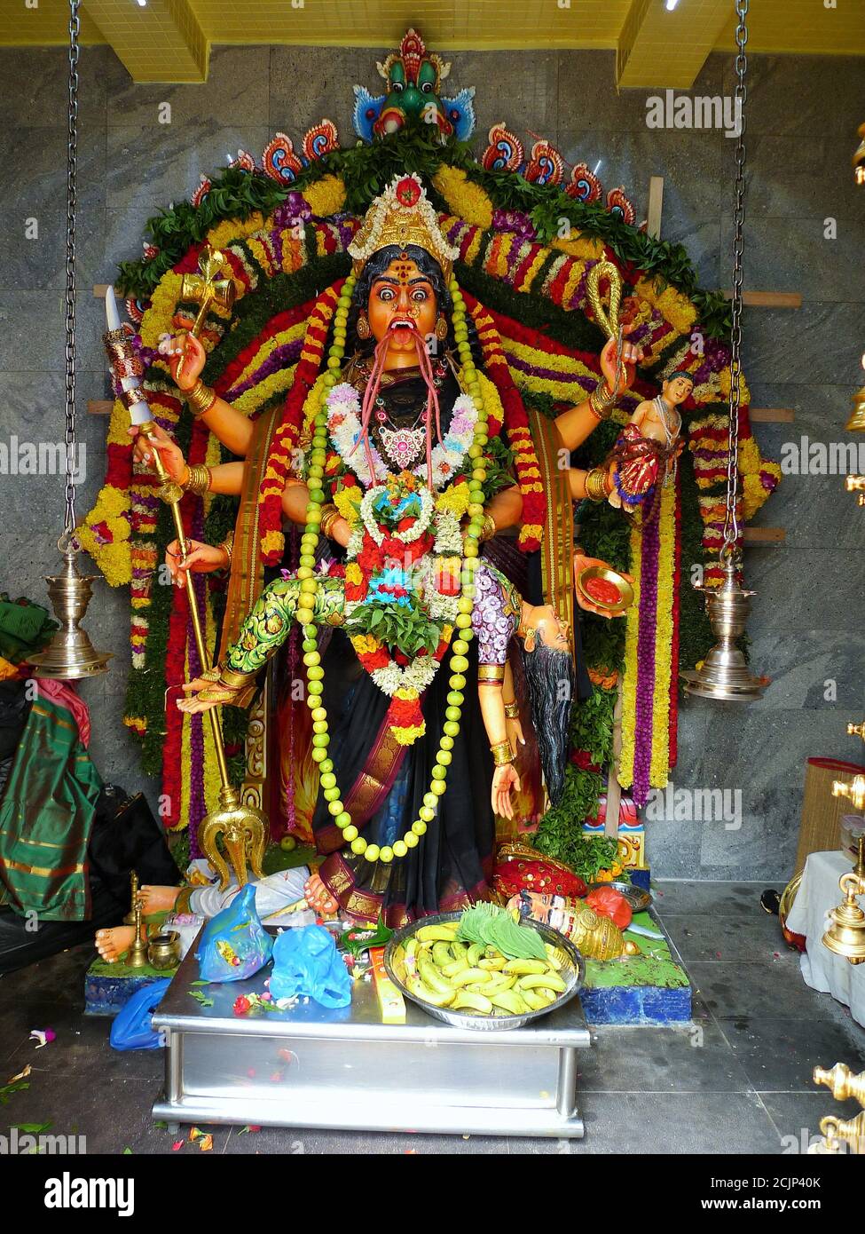 A HINDU DEITY INSIDE THE SRI MARIAMMAN TEMPLE Stock Photo - Alamy