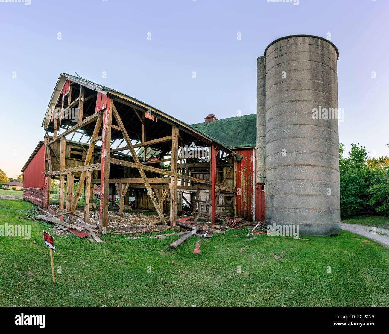 Decaying farm hi-res stock photography and images - Alamy