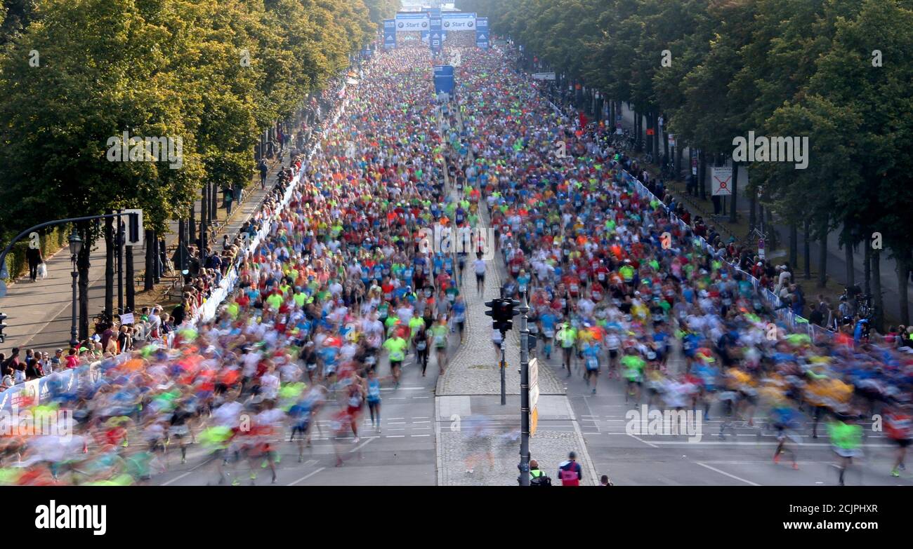Berlin brandenburg gate runners hi-res stock photography and images - Alamy