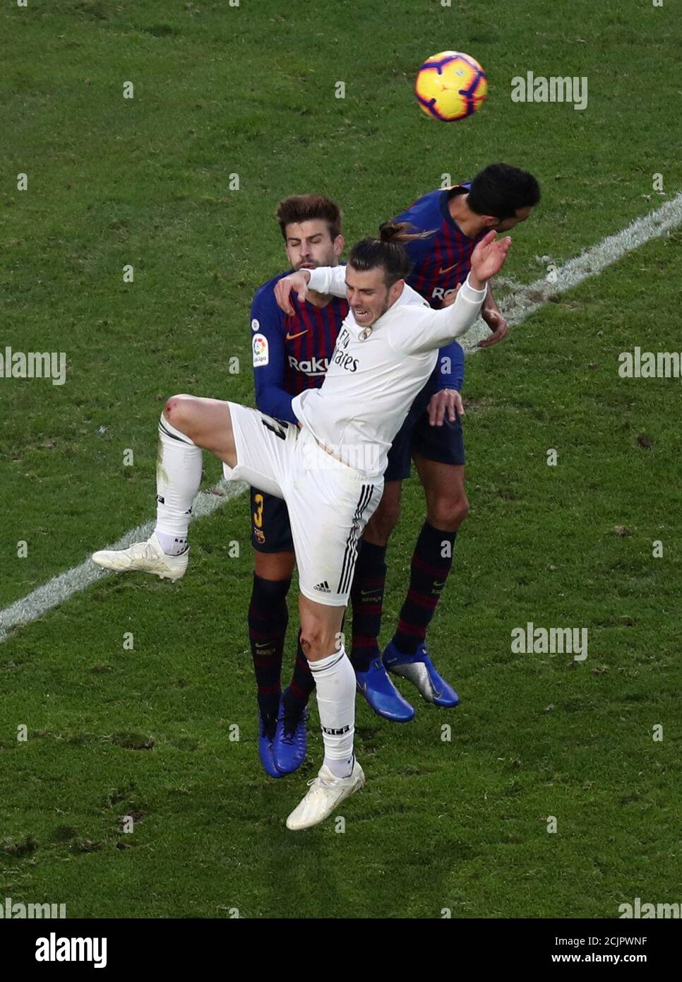 Gareth bale gerard pique hi-res stock photography and images - Alamy