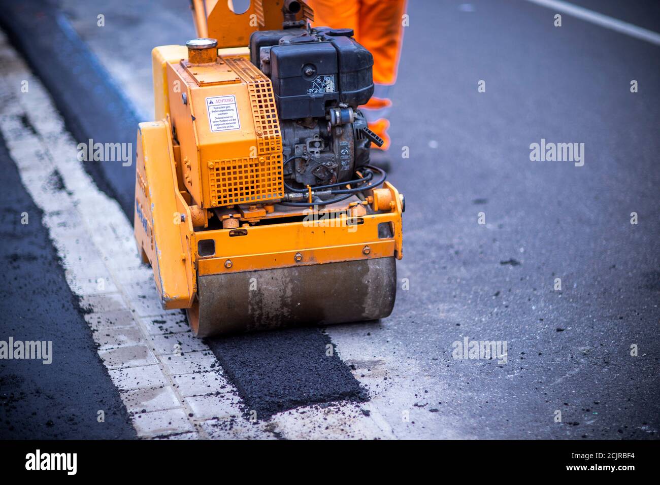 Gnoien, Germany. 09th Sep, 2020. Road maintenance workers are working ...