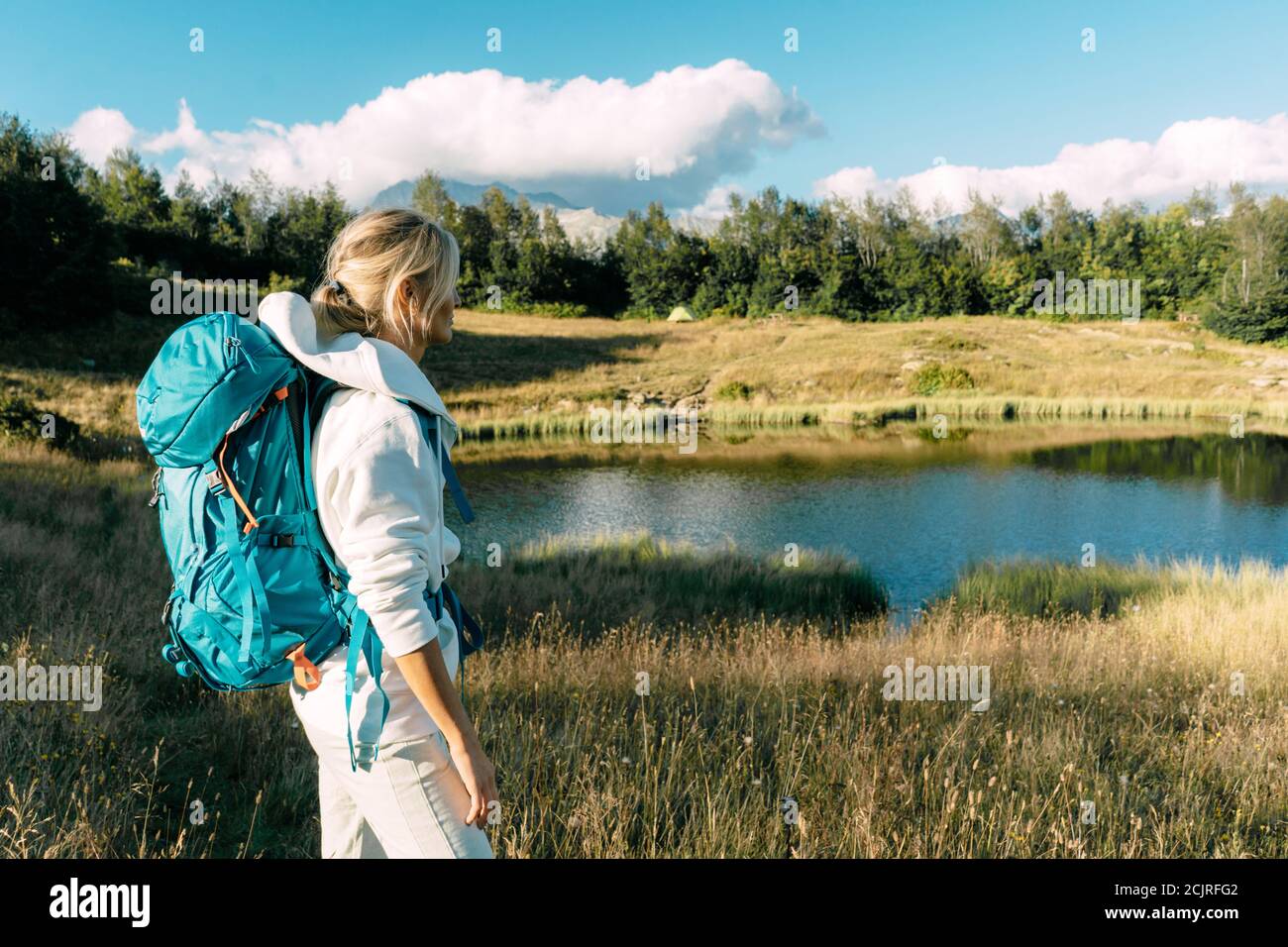 Back view of a woman hiker Stock Photo - Alamy
