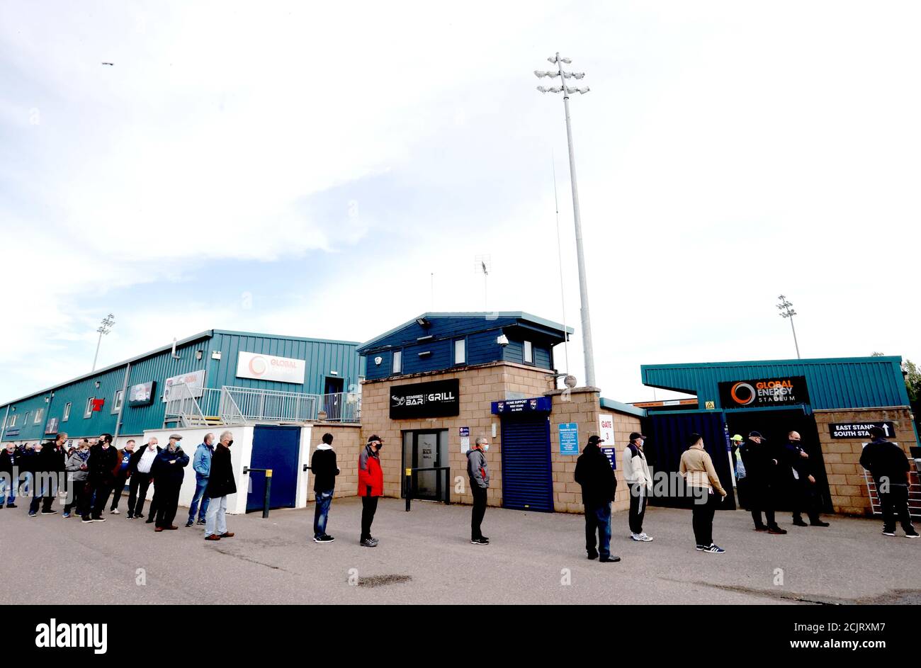 Socially distanced queue hi-res stock photography and images - Alamy