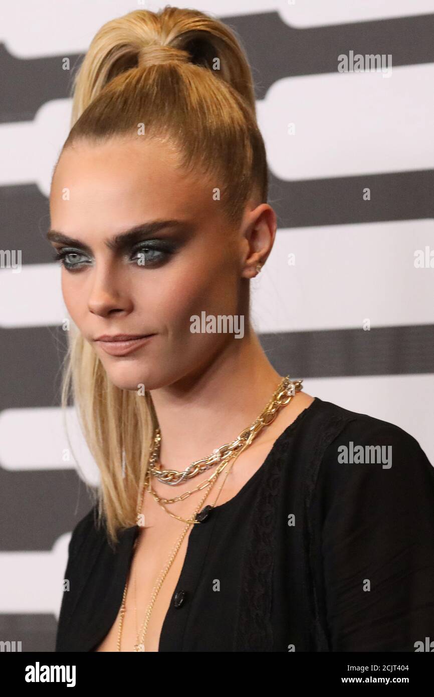 Cara delevingne poses hi-res stock photography and images - Alamy