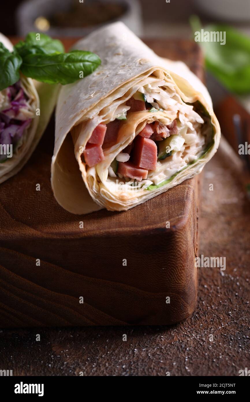 traditional doner with vegetables and meat on a plate Stock Photo - Alamy