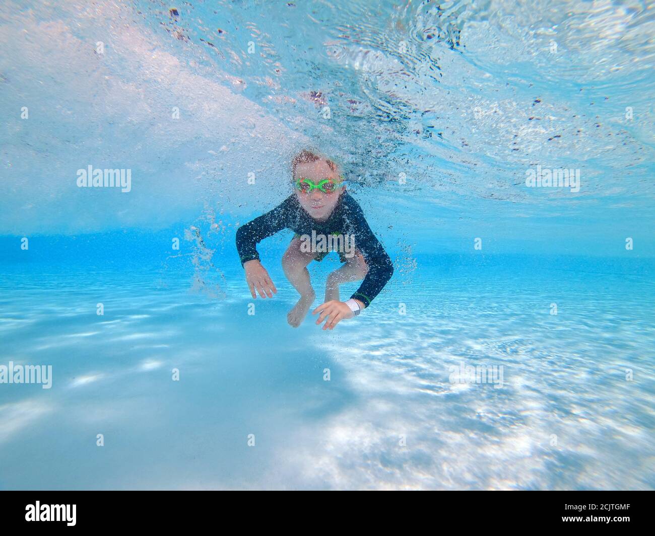 Kid swimming pool underwater hi-res stock photography and images - Alamy