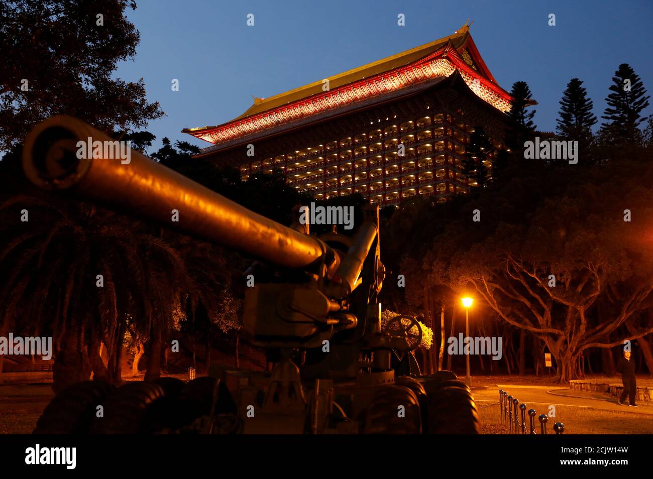 155 mm cannon hi-res stock photography and images - Alamy