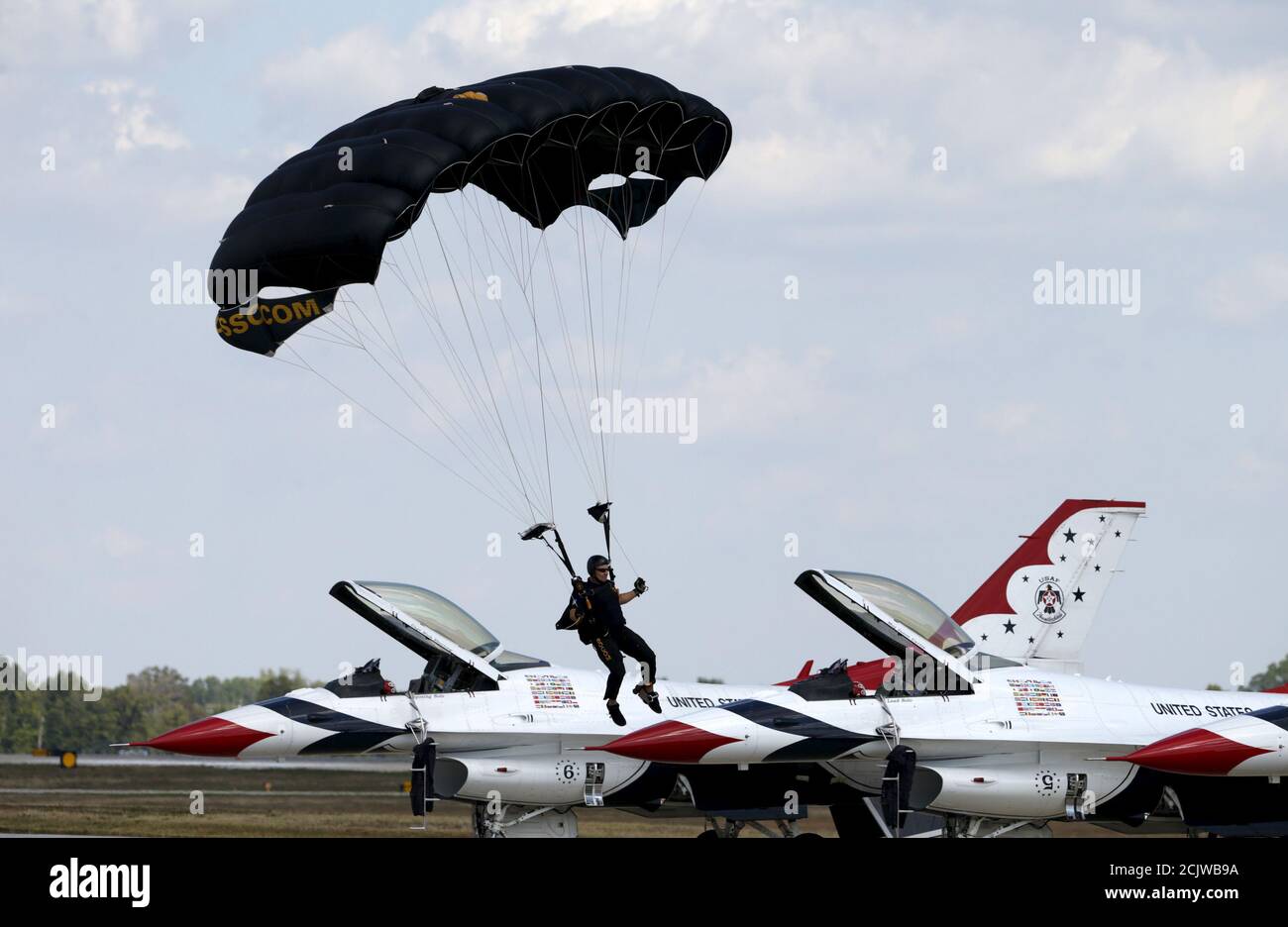 Air parachute commandos hi-res stock photography and images - Alamy