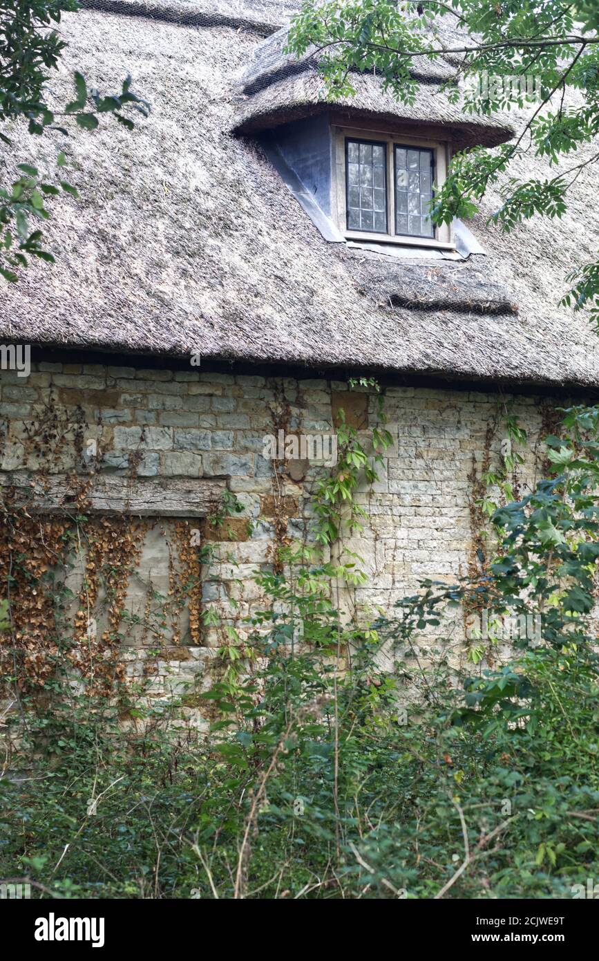 Cotswolds thatched roof houses hi-res stock photography and images - Alamy