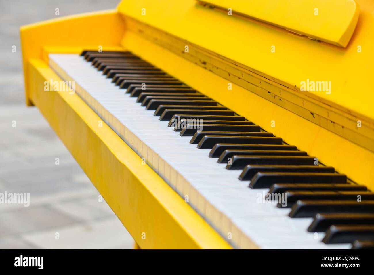 Piano on the street hi-res stock photography and images - Alamy