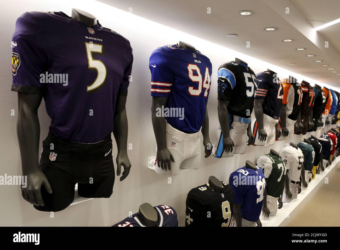 Helmet to helmet collision football hi-res stock photography and images ...