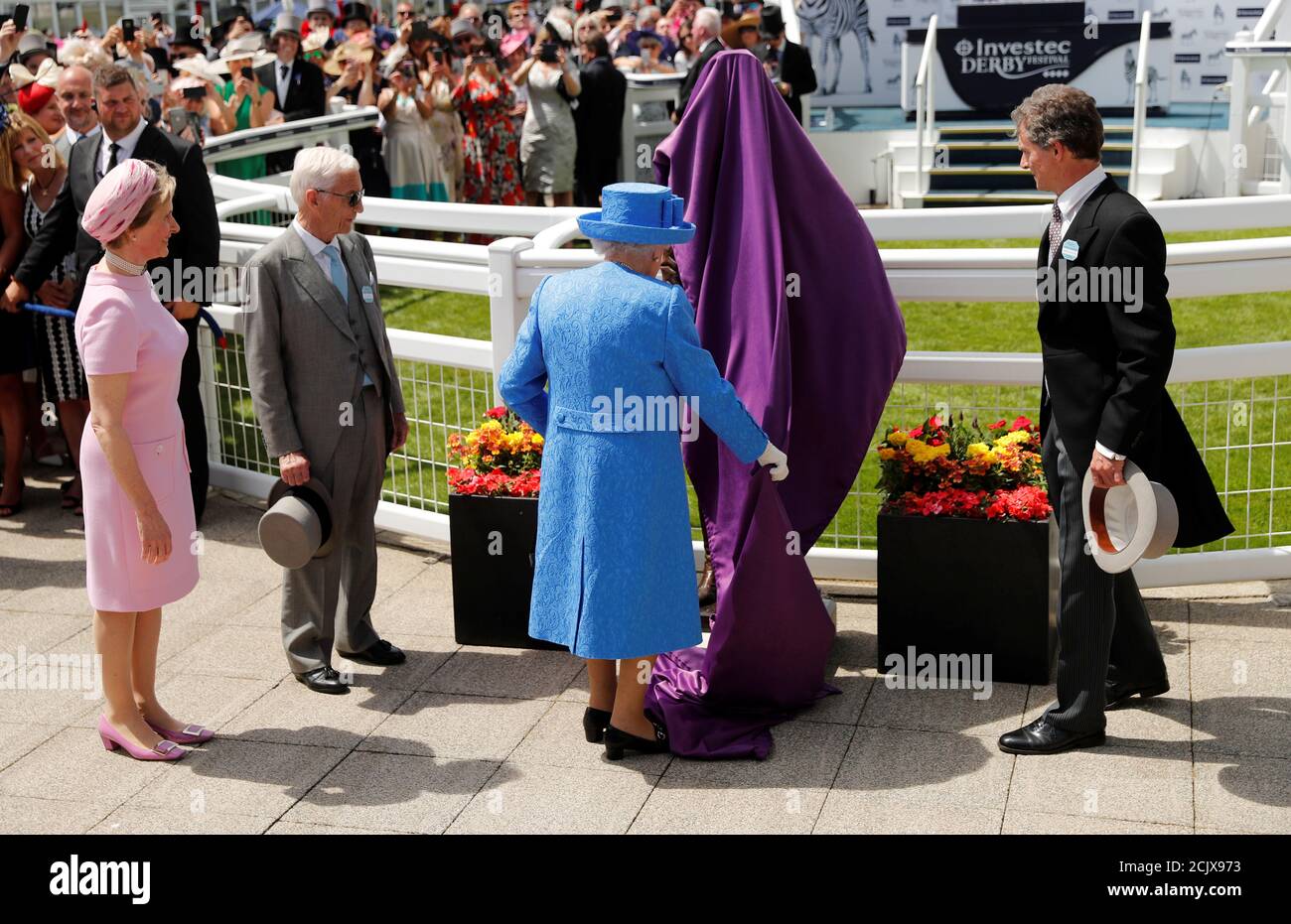 Queen Unveils Statue High Resolution Stock Photography and Images - Alamy