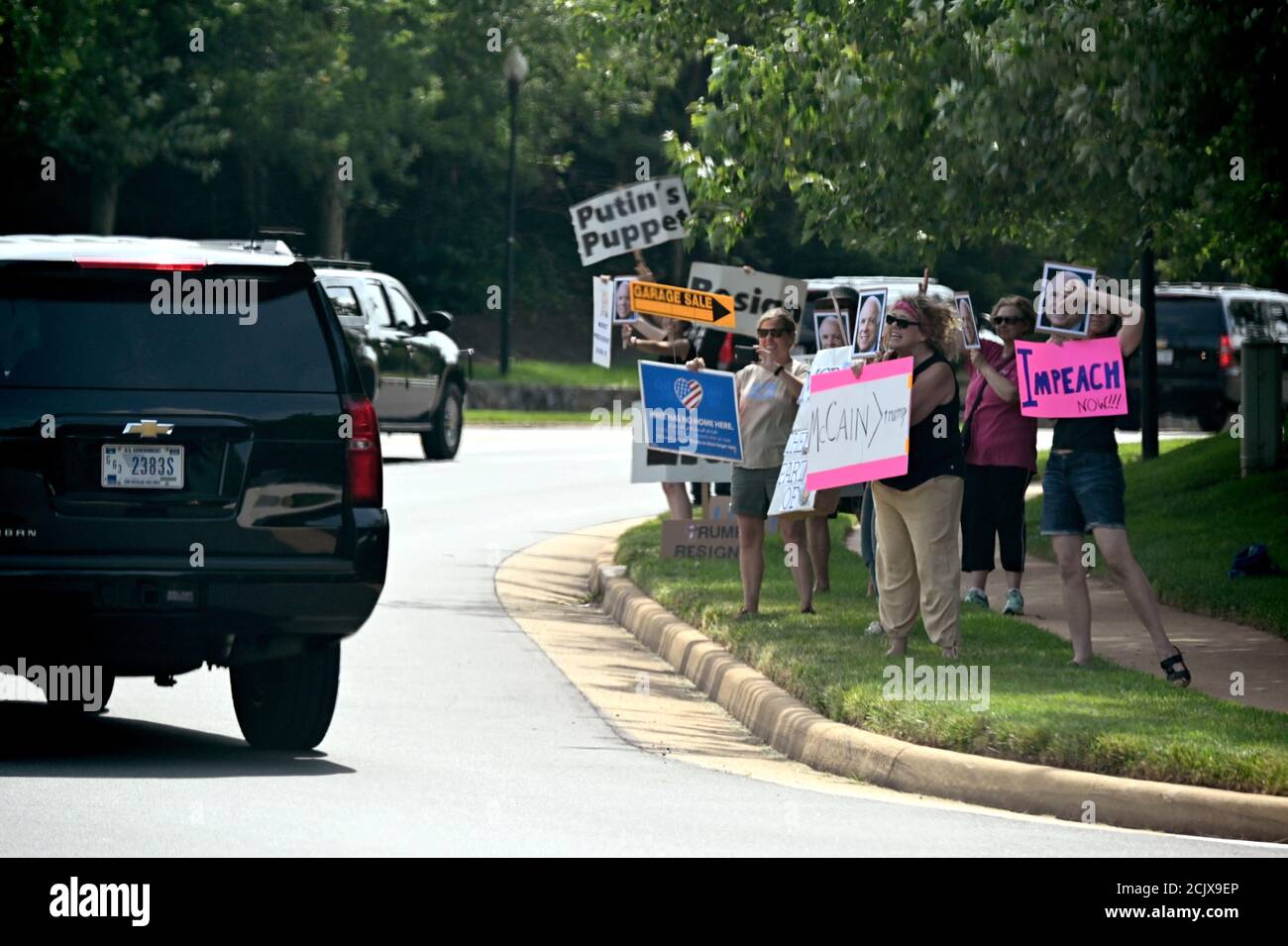 Motorcade window hi-res stock photography and images - Alamy