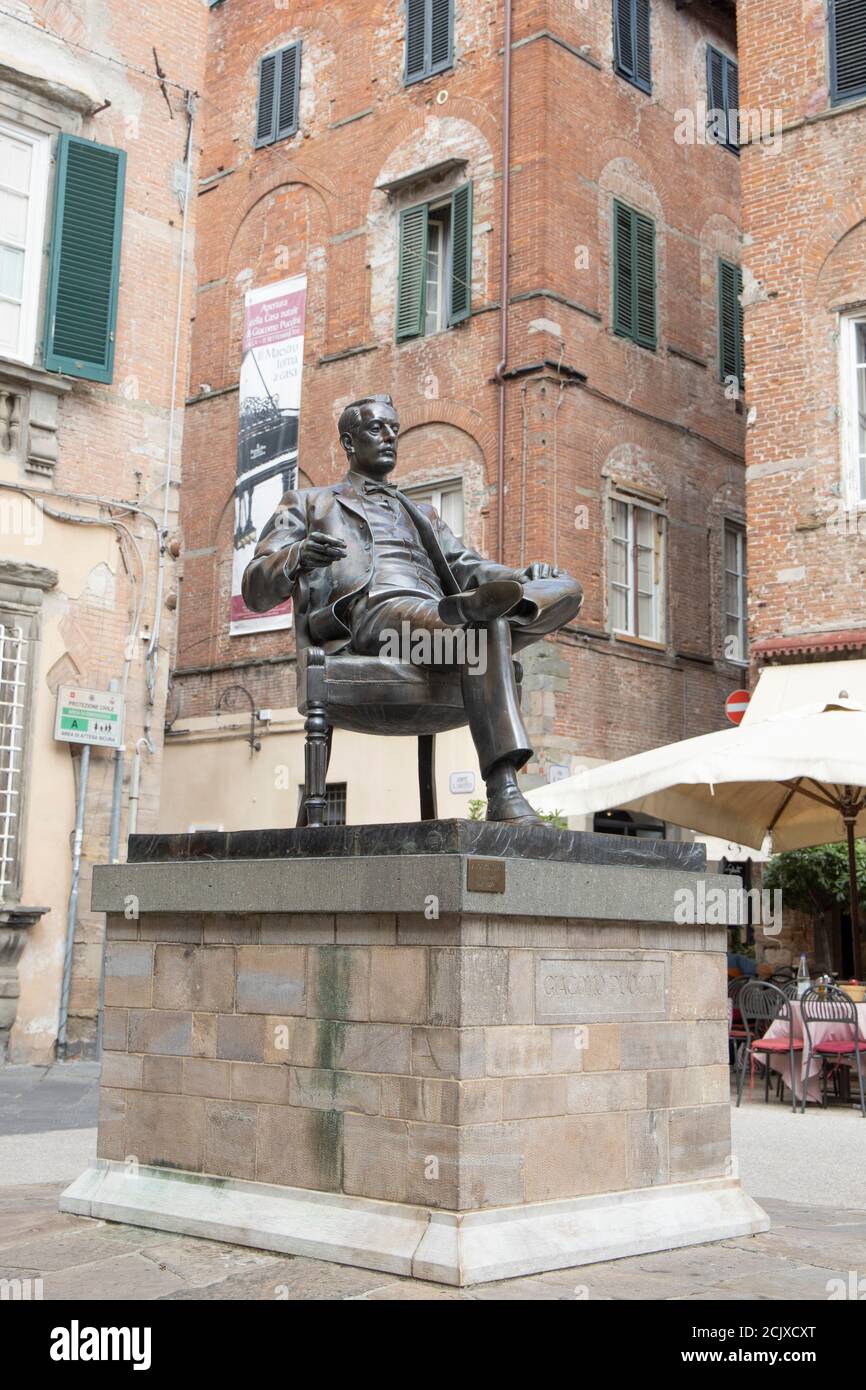 Puccini Statue in the Piazza della Cittadella and museum in the ...