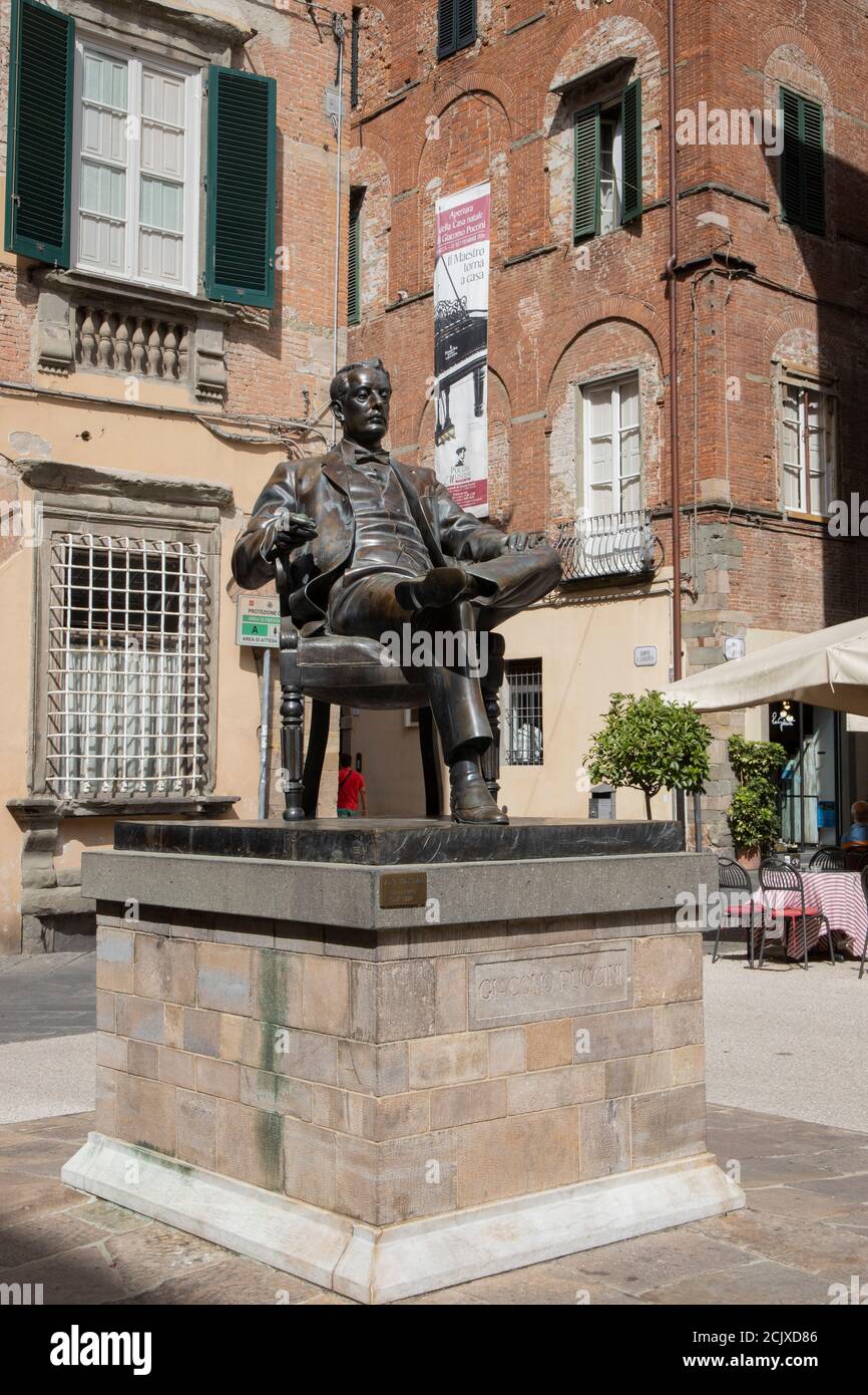 Puccini Statue in the Piazza della Cittadella and museum in the ...