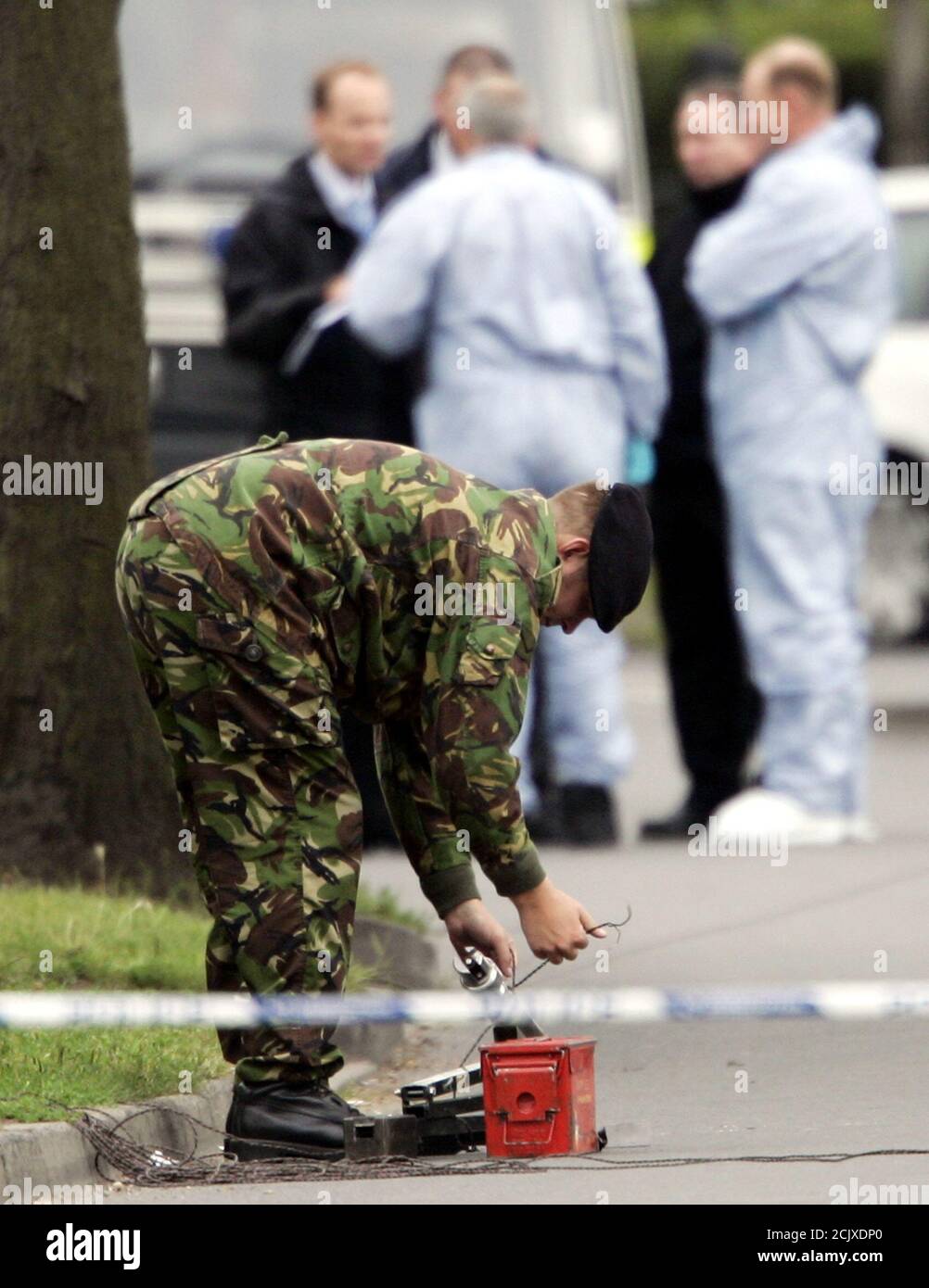 Forensics police officers house hi-res stock photography and images - Alamy
