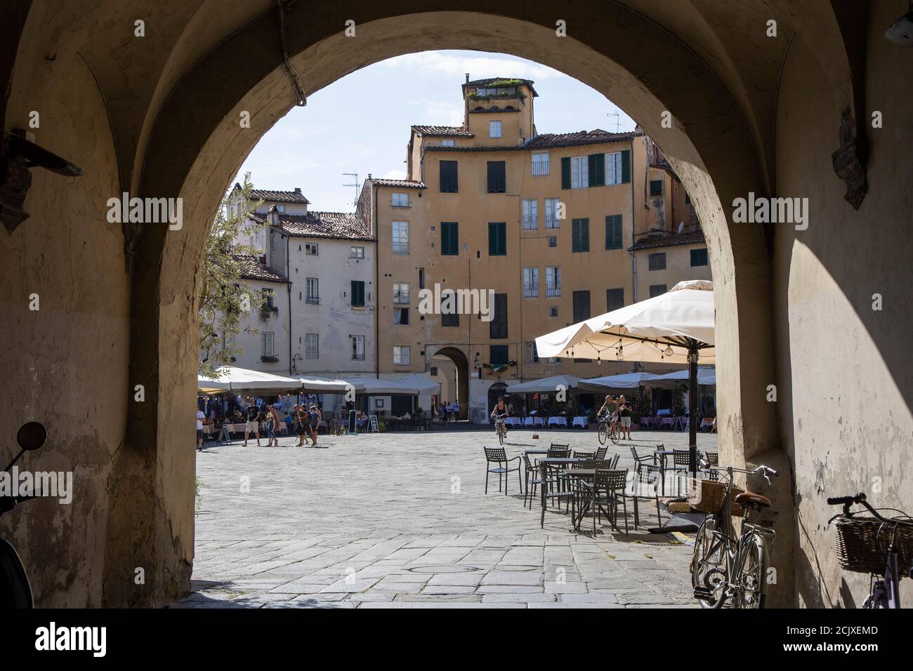 Piazza dell'Anfiteatro inside the ancient Roman amphitheatre of Lucca ...
