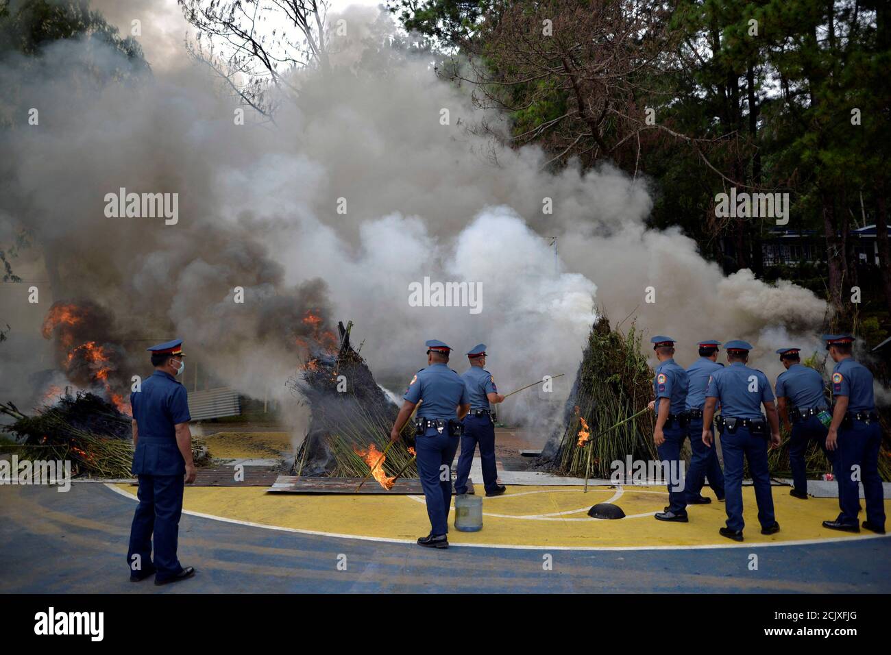 Philippine national police pnp officers hi-res stock photography and ...