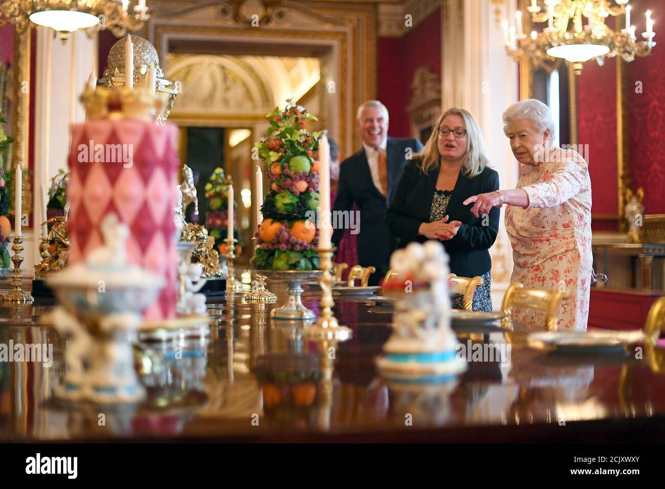 State dining room buckingham palace hi-res stock photography and images ...