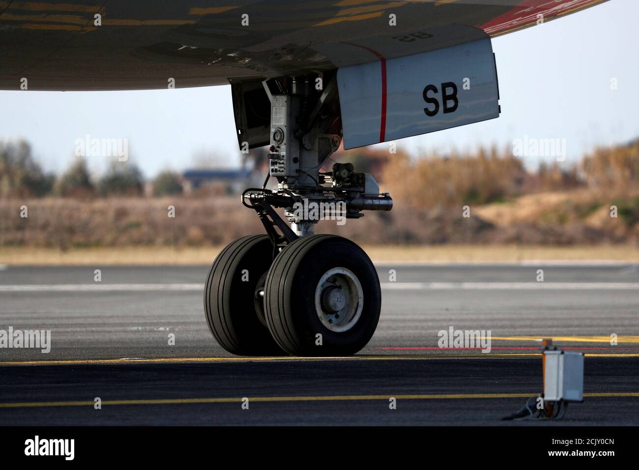 Airplane wheels hi-res stock photography and images - Alamy