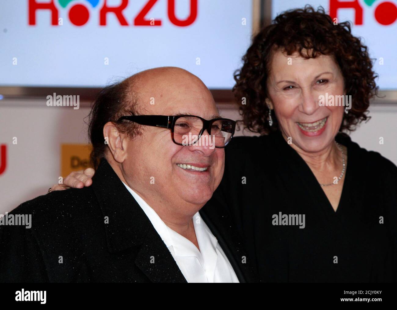 Danny devito rhea perlman hi-res stock photography and images - Alamy