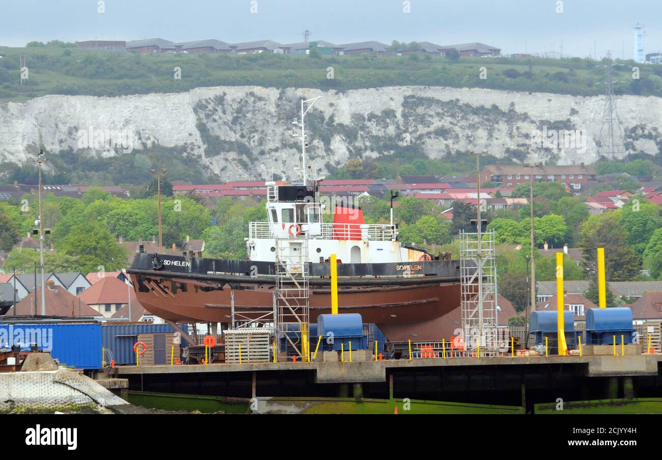 Red tug boat hi-res stock photography and images - Alamy