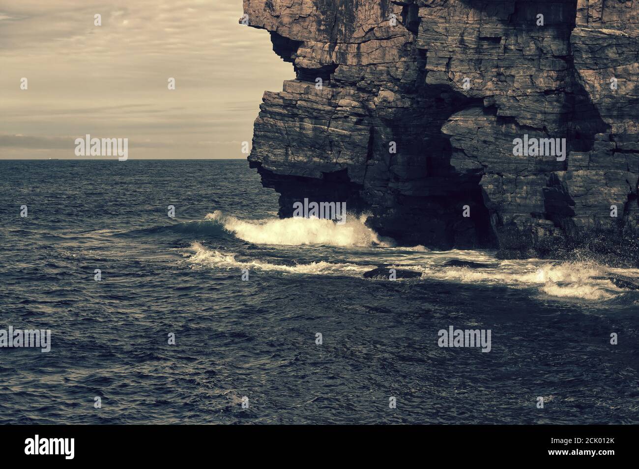 Rocks and ocean hi-res stock photography and images - Alamy