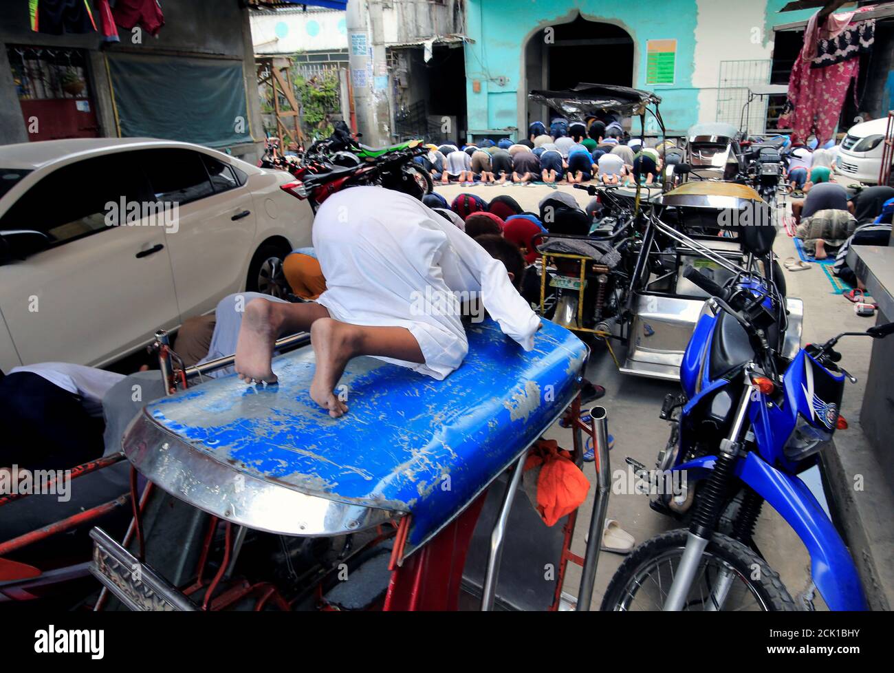 Filipino muslims pray hi-res stock photography and images - Alamy
