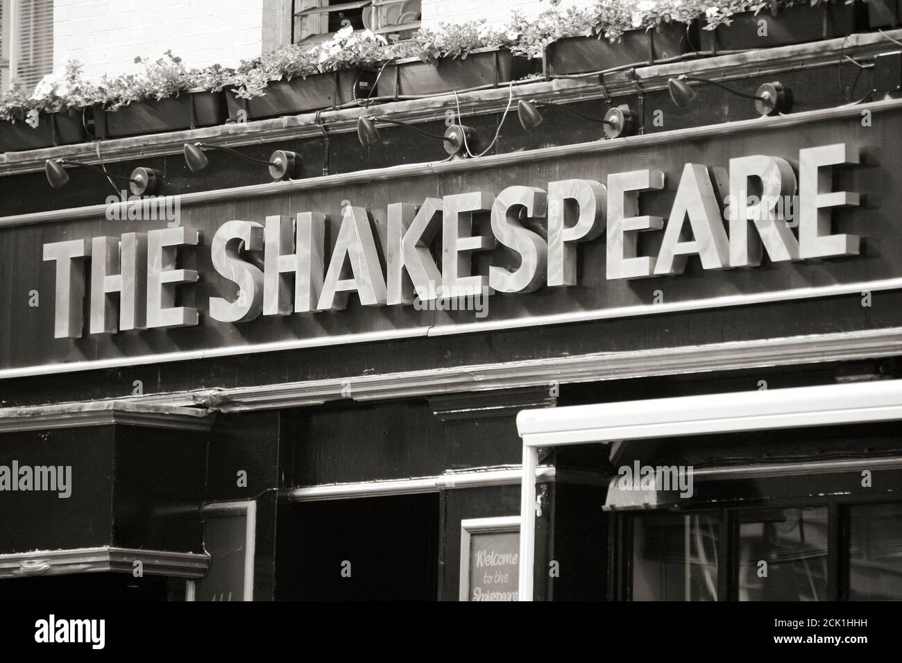 William shakespeare pub sign hi-res stock photography and images - Alamy