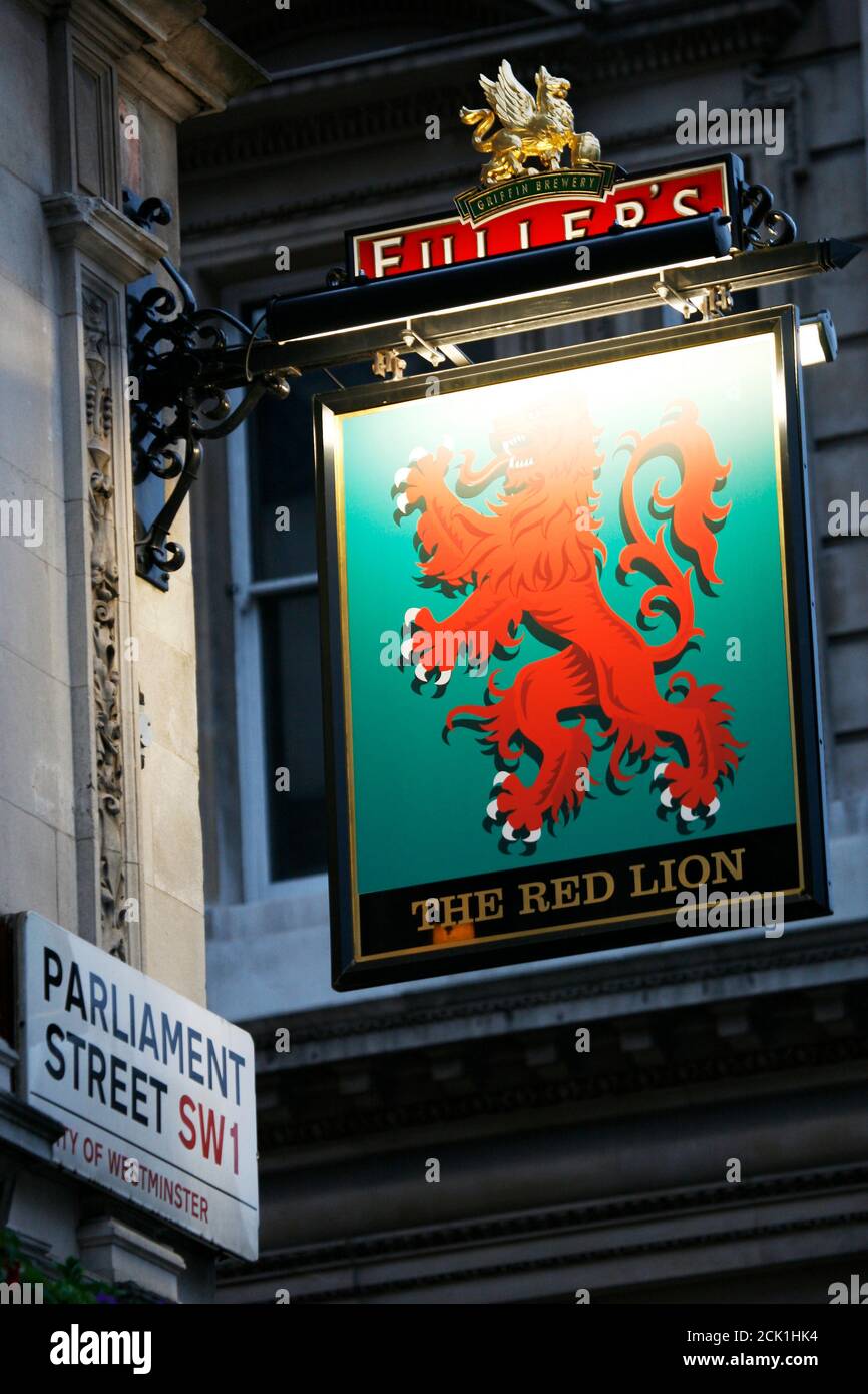 Traditional pub sign board hi-res stock photography and images - Alamy