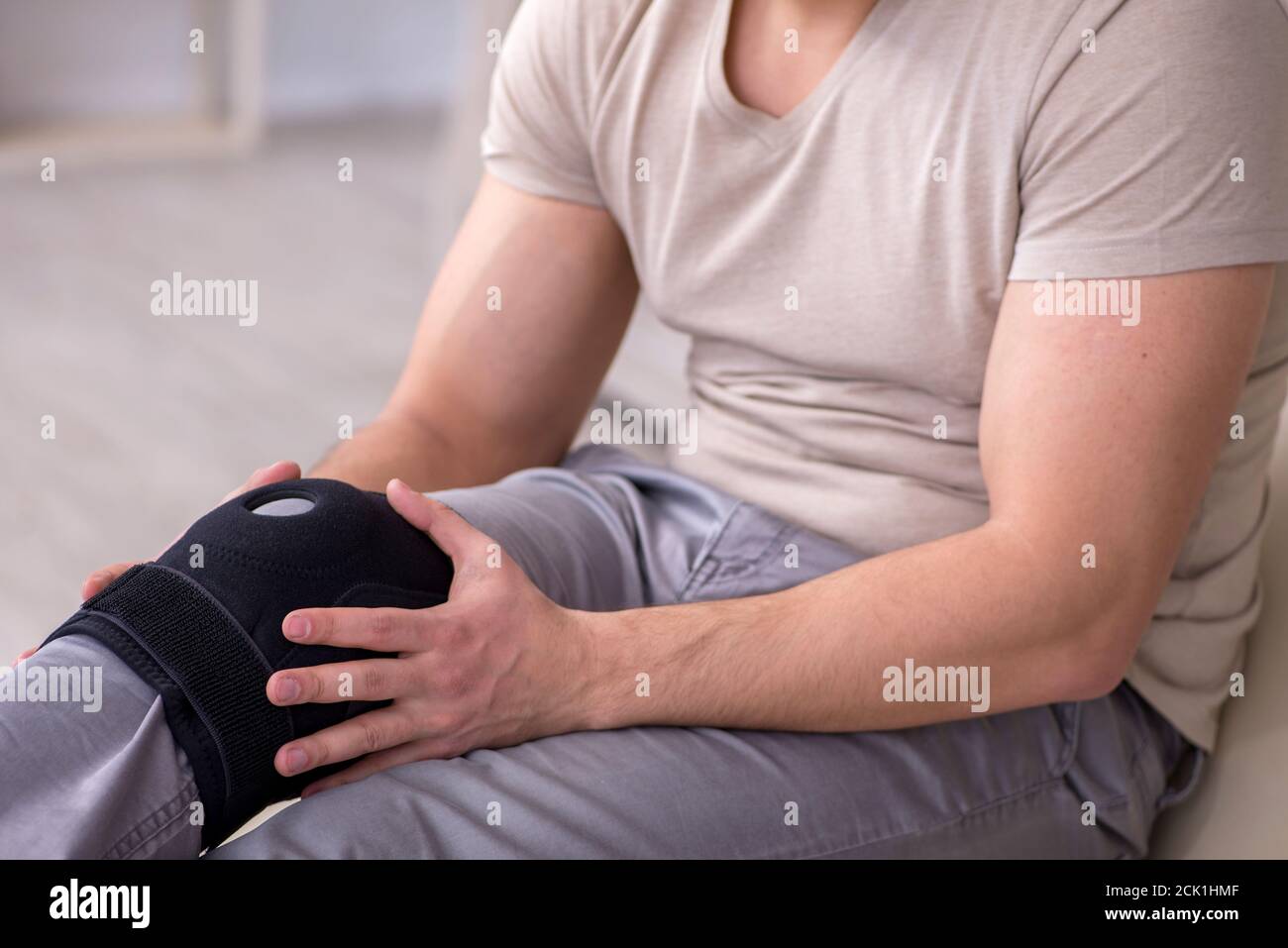 Young leg injured man in hospital Stock Photo - Alamy