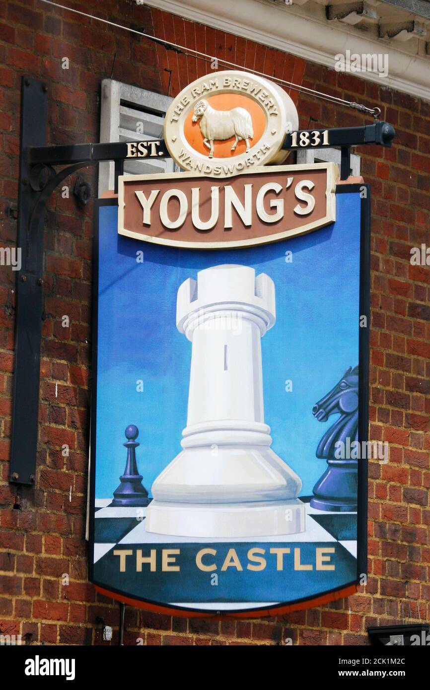 English pub sign hi-res stock photography and images - Alamy
