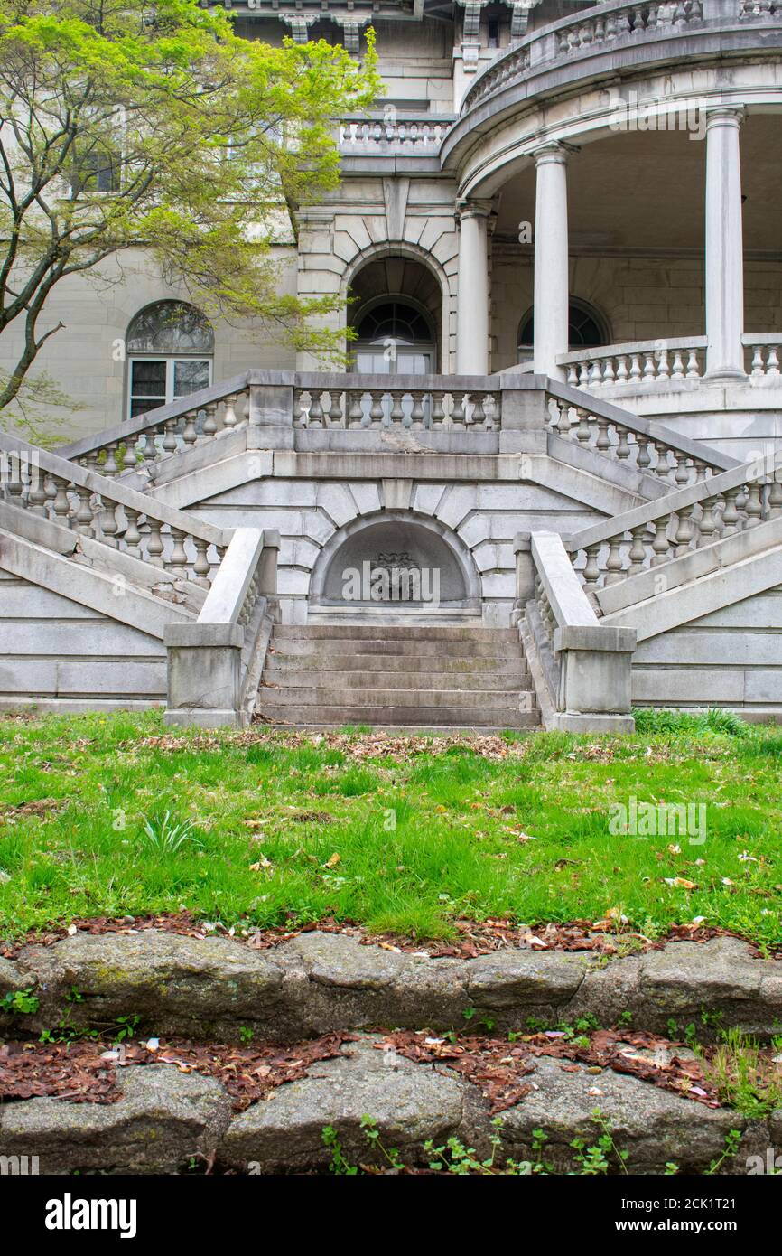 Entrance to a luxury mansion hi-res stock photography and images - Alamy